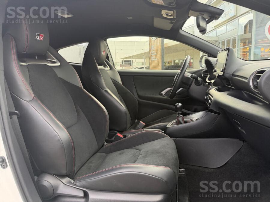 Balts Toyota Yaris 2023 Liepāja, ar dzinēja tilpumu 1.60 L un nobraukumu 35 tūkst. km par 30900 €, foto 13 vietnē AUTOMOTO.COM.LV