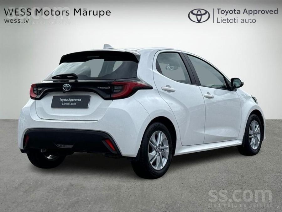 White Toyota Yaris 2023 in Riga, with an engine capacity of 1.50 L and mileage of 68 thousand km for 16590 €, photo 3 on AUTOMOTO.COM.LV