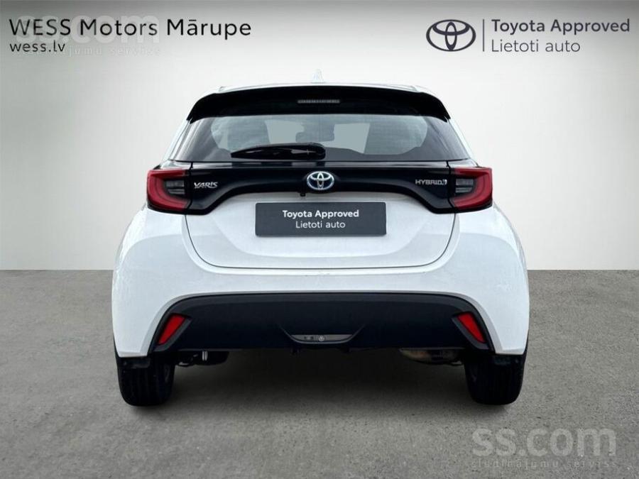 White Toyota Yaris 2023 in Riga, with an engine capacity of 1.50 L and mileage of 68 thousand km for 16590 €, photo 5 on AUTOMOTO.COM.LV