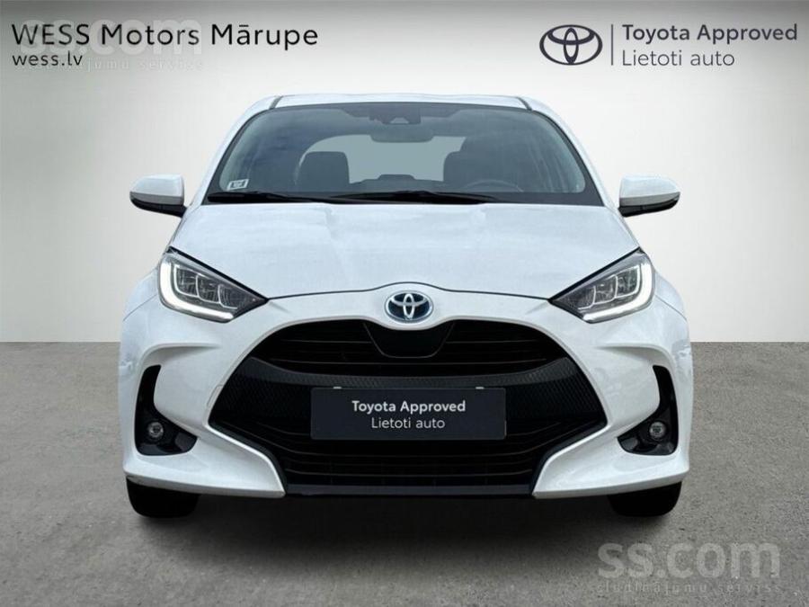 White Toyota Yaris 2023 in Riga, with an engine capacity of 1.50 L and mileage of 68 thousand km for 16590 €, photo 6 on AUTOMOTO.COM.LV