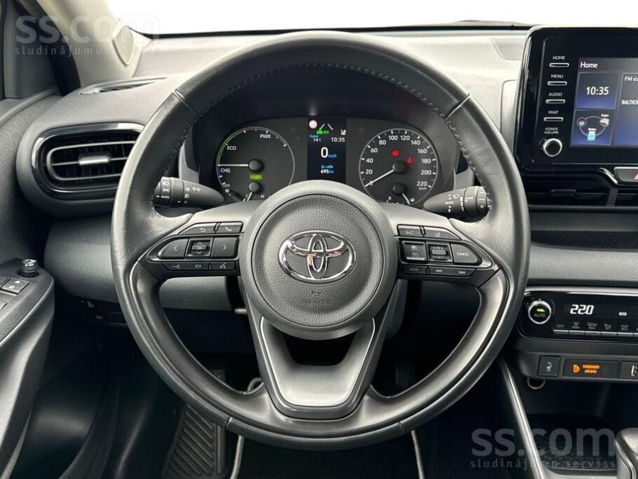 White Toyota Yaris 2023 in Riga, with an engine capacity of 1.50 L and mileage of 68 thousand km for 16590 €, photo 13 on AUTOMOTO.COM.LV