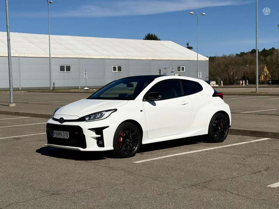 White Toyota Yaris 2024 in Vilnius, with an engine capacity of 1.62 L and mileage of 29 thousand km for 35900 €, photo 1 on AUTOMOTO.COM.LV