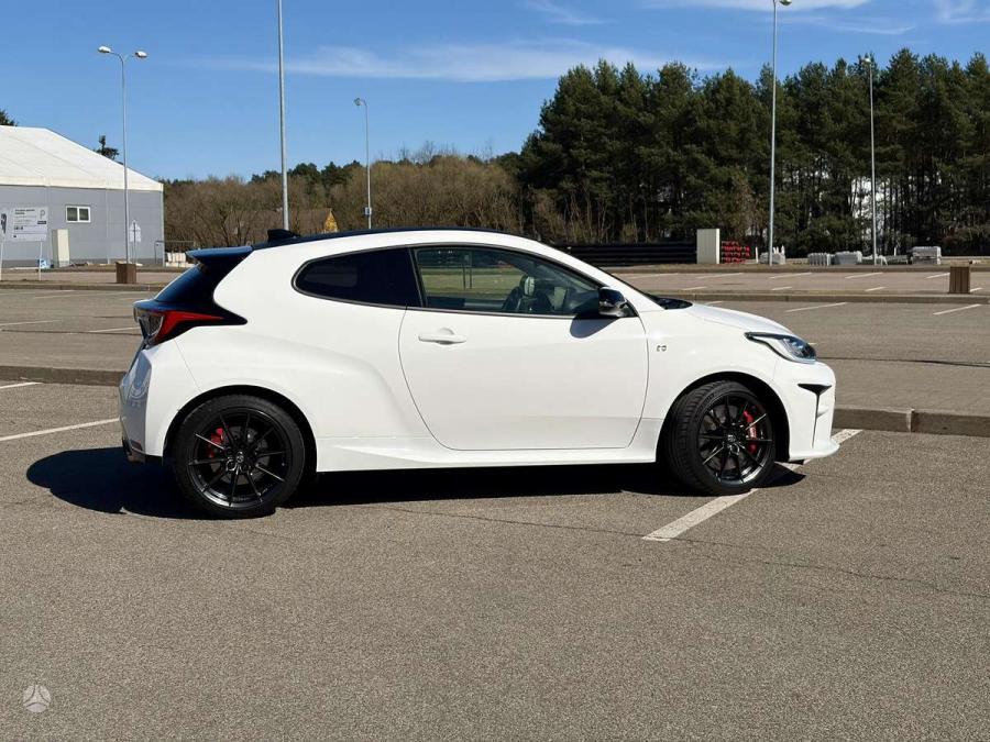 White Toyota Yaris 2024 in Vilnius, with an engine capacity of 1.62 L and mileage of 29 thousand km for 35900 €, photo 4 on AUTOMOTO.COM.LV
