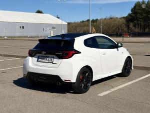 White Toyota Yaris 2024 in Vilnius, with an engine capacity of 1.62 L and mileage of 29 thousand km for 35900 €, photo 5 on AUTOMOTO.COM.LV