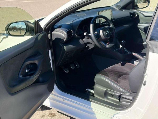 White Toyota Yaris 2024 in Vilnius, with an engine capacity of 1.62 L and mileage of 29 thousand km for 35900 €, photo 7 on AUTOMOTO.COM.LV