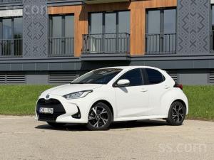 Balts Toyota Yaris 2024 Rīga, ar dzinēja tilpumu 1.50 L un nobraukumu 71 tūkst. km par 16800 €, foto  vietnē AUTOMOTO.COM.LV