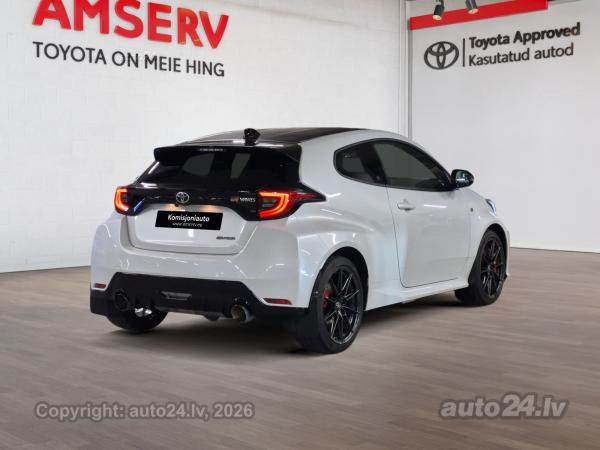 Balts Toyota Yaris 2024 Tallina, ar dzinēja tilpumu 1.60 L un nobraukumu 32 tūkst. km par 42990 €, foto 3 vietnē AUTOMOTO.COM.LV