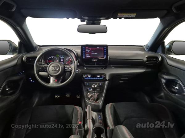 Balts Toyota Yaris 2024 Tallina, ar dzinēja tilpumu 1.60 L un nobraukumu 32 tūkst. km par 42990 €, foto 9 vietnē AUTOMOTO.COM.LV