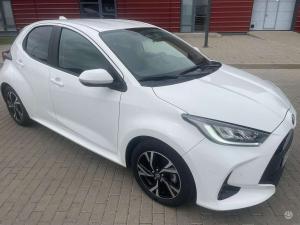 White Toyota Yaris 2024 in Vilkaviskis, with an engine capacity of 1.50 L and mileage of 20 thousand km for 15300 €, photo 1 on AUTOMOTO.COM.LV