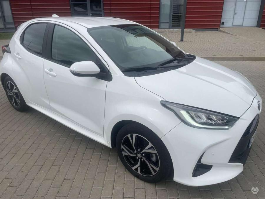 White Toyota Yaris 2024 in Vilkaviskis, with an engine capacity of 1.50 L and mileage of 20 thousand km for 15300 €, photo 1 on AUTOMOTO.COM.LV