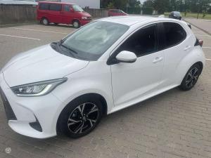 White Toyota Yaris 2024 in Vilkaviskis, with an engine capacity of 1.50 L and mileage of 20 thousand km for 15300 €, photo 3 on AUTOMOTO.COM.LV