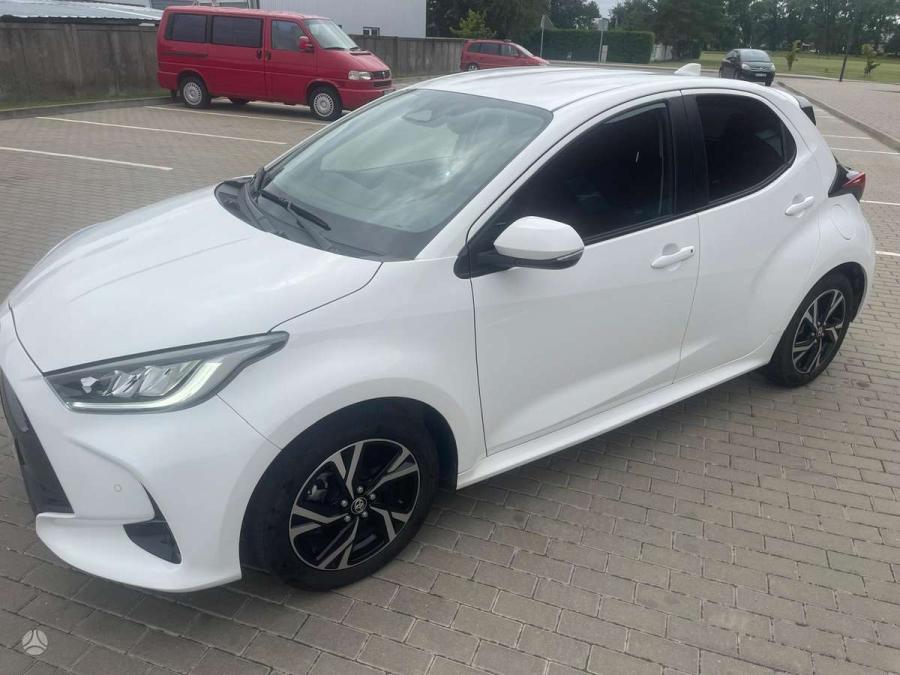 White Toyota Yaris 2024 in Vilkaviskis, with an engine capacity of 1.50 L and mileage of 20 thousand km for 15300 €, photo 3 on AUTOMOTO.COM.LV