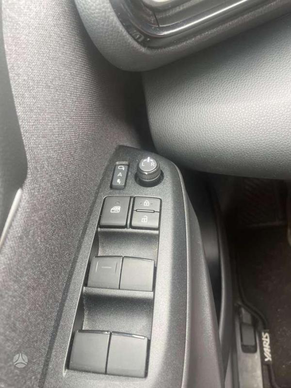 Balts Toyota Yaris 2024 Vilkaviškis, ar dzinēja tilpumu 1.50 L un nobraukumu 20 tūkst. km par 15300 €, foto 4 vietnē AUTOMOTO.COM.LV