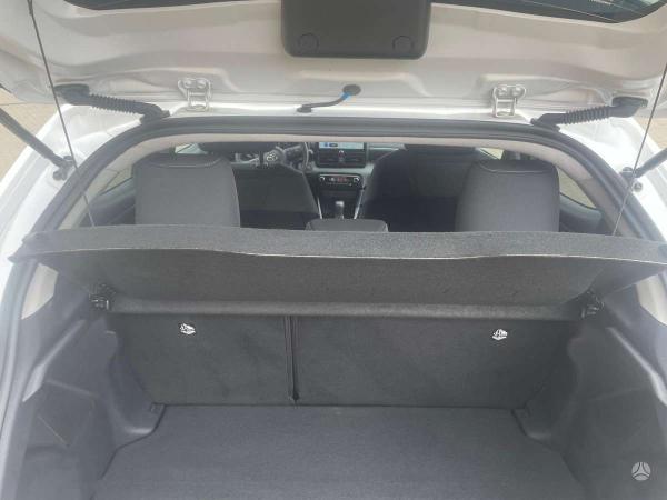 Balts Toyota Yaris 2024 Vilkaviškis, ar dzinēja tilpumu 1.50 L un nobraukumu 20 tūkst. km par 15300 €, foto 5 vietnē AUTOMOTO.COM.LV