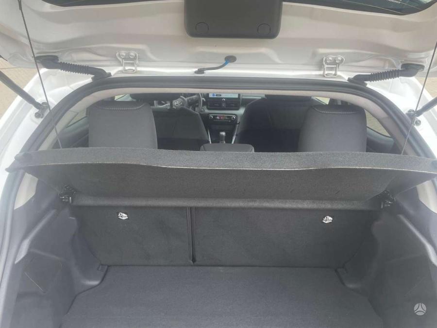 White Toyota Yaris 2024 in Vilkaviskis, with an engine capacity of 1.50 L and mileage of 20 thousand km for 15300 €, photo 5 on AUTOMOTO.COM.LV