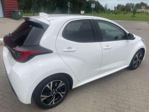 White Toyota Yaris 2024 in Vilkaviskis, with an engine capacity of 1.50 L and mileage of 20 thousand km for 15300 €, photo 6 on AUTOMOTO.COM.LV