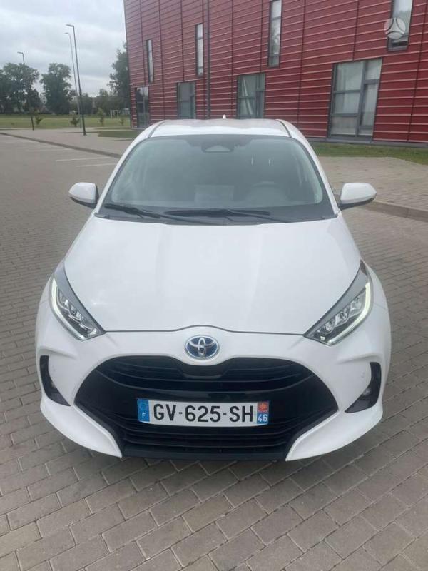 Balts Toyota Yaris 2024 Vilkaviškis, ar dzinēja tilpumu 1.50 L un nobraukumu 20 tūkst. km par 15300 €, foto 7 vietnē AUTOMOTO.COM.LV