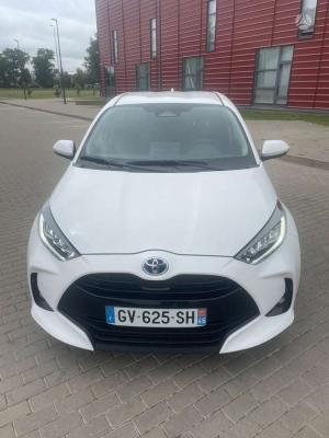 White Toyota Yaris 2024 in Vilkaviskis, with an engine capacity of 1.50 L and mileage of 20 thousand km for 15300 €, photo 7 on AUTOMOTO.COM.LV