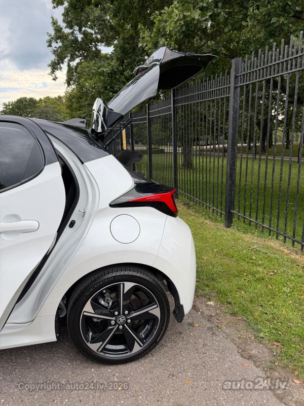 White Toyota Yaris 2024 in Tallinn, with an engine capacity of 1.50 L and mileage of 38 thousand km for 22900 €, photo 6 on AUTOMOTO.COM.LV