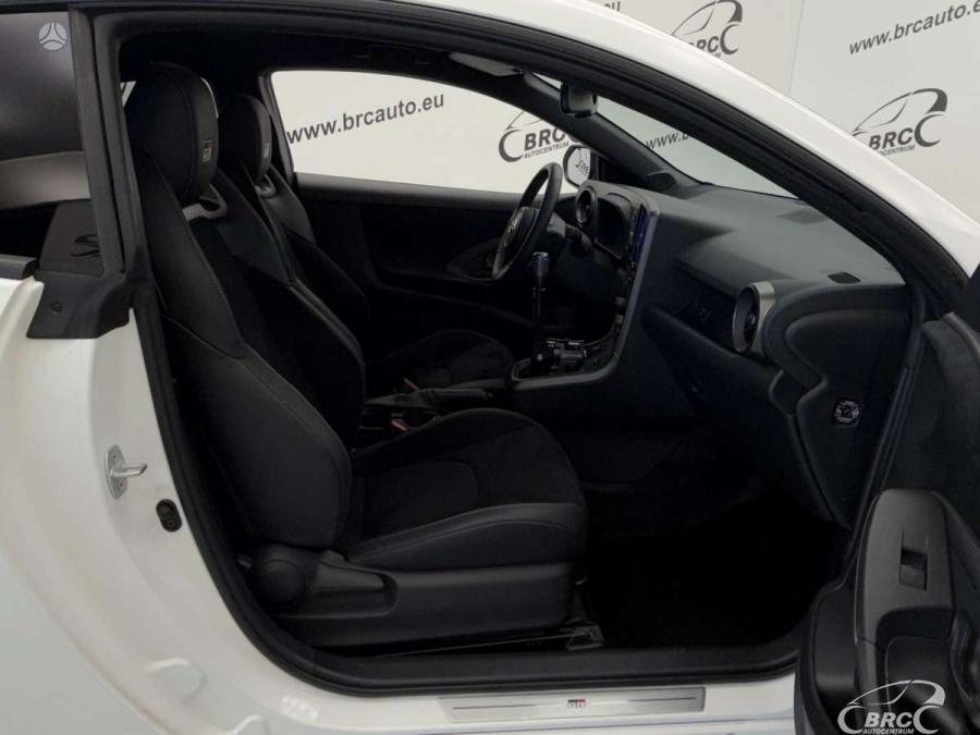 White Toyota Yaris 2024 in Vilnius, with an engine capacity of 1.62 L and mileage of 23 thousand km for 35900 €, photo 6 on AUTOMOTO.COM.LV