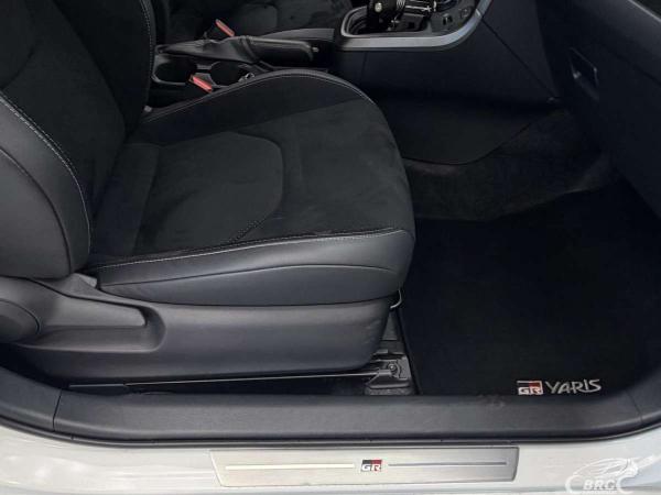 Toyota Yaris 2024 Viļņa vietnē Balts Toyota Yaris 2024 Viļņa, ar dzinēja tilpumu 1.62 L un nobraukumu 23 tūkst. km par 35900 €, foto 8 vietnē AUTOMOTO.COM.LV
