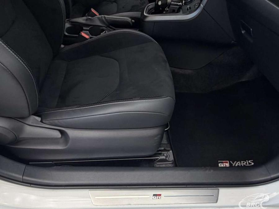 White Toyota Yaris 2024 in Vilnius, with an engine capacity of 1.62 L and mileage of 23 thousand km for 35900 €, photo 8 on AUTOMOTO.COM.LV