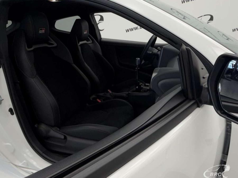 White Toyota Yaris 2024 in Vilnius, with an engine capacity of 1.62 L and mileage of 23 thousand km for 35900 €, photo 9 on AUTOMOTO.COM.LV