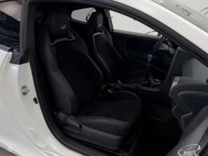 White Toyota Yaris 2024 in Vilnius, with an engine capacity of 1.62 L and mileage of 23 thousand km for 35900 €, photo 10 on AUTOMOTO.COM.LV
