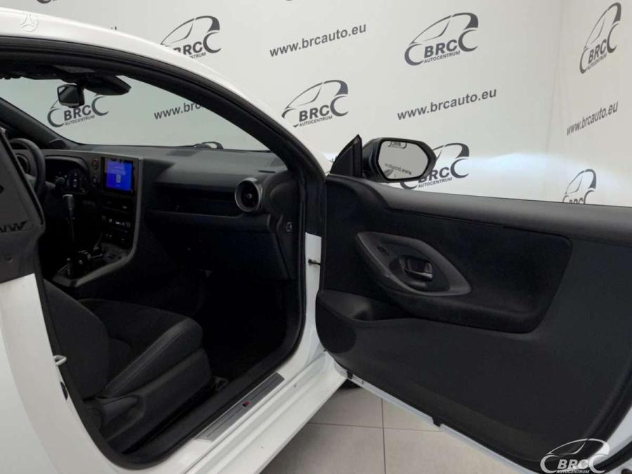 White Toyota Yaris 2024 in Vilnius, with an engine capacity of 1.62 L and mileage of 23 thousand km for 35900 €, photo 12 on AUTOMOTO.COM.LV