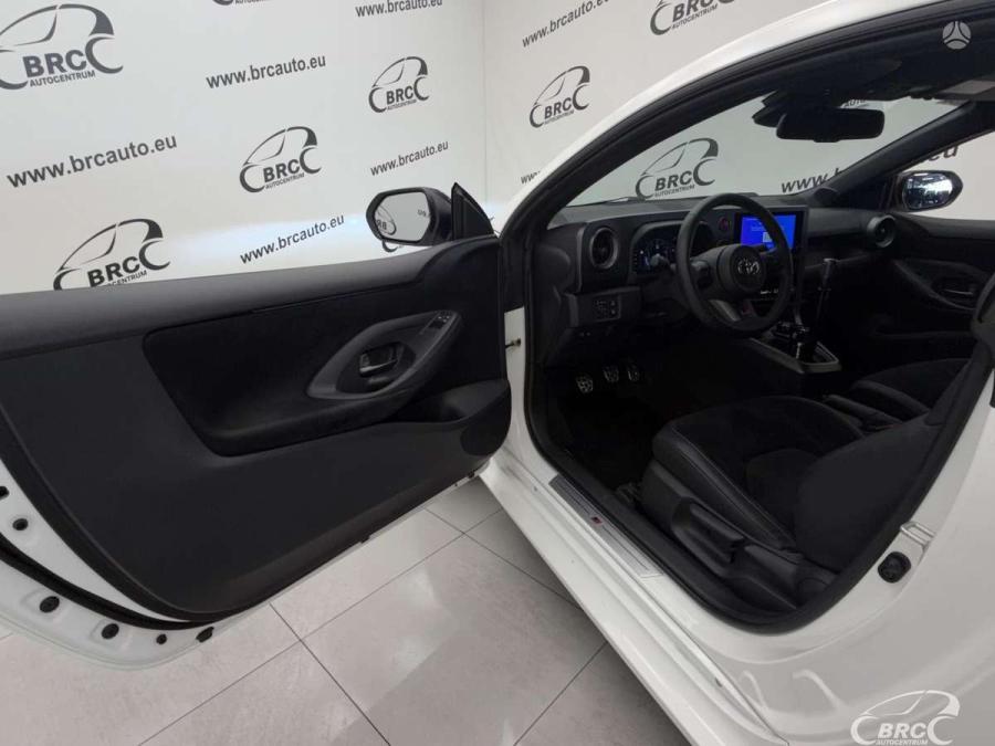 White Toyota Yaris 2024 in Vilnius, with an engine capacity of 1.62 L and mileage of 23 thousand km for 35900 €, photo 18 on AUTOMOTO.COM.LV