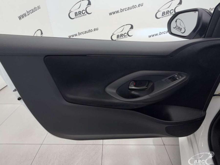 White Toyota Yaris 2024 in Vilnius, with an engine capacity of 1.62 L and mileage of 23 thousand km for 35900 €, photo 19 on AUTOMOTO.COM.LV