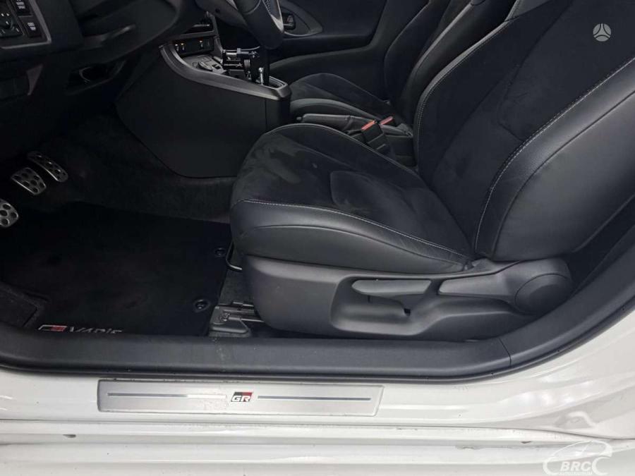 White Toyota Yaris 2024 in Vilnius, with an engine capacity of 1.62 L and mileage of 23 thousand km for 35900 €, photo 21 on AUTOMOTO.COM.LV