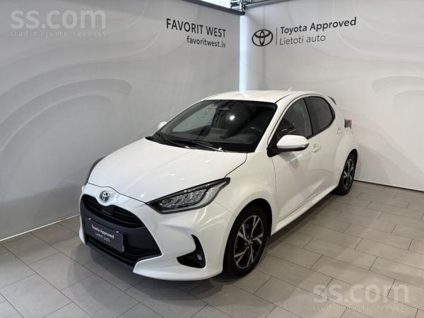 White Toyota Yaris 2024 in Ventspils, with an engine capacity of 1.50 L and mileage of 71 thousand km for 17900 €, photo 1 on AUTOMOTO.COM.LV