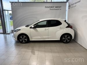 White Toyota Yaris 2024 in Ventspils, with an engine capacity of 1.50 L and mileage of 71 thousand km for 17900 €, photo 3 on AUTOMOTO.COM.LV