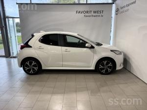 White Toyota Yaris 2024 in Ventspils, with an engine capacity of 1.50 L and mileage of 71 thousand km for 17900 €, photo 4 on AUTOMOTO.COM.LV