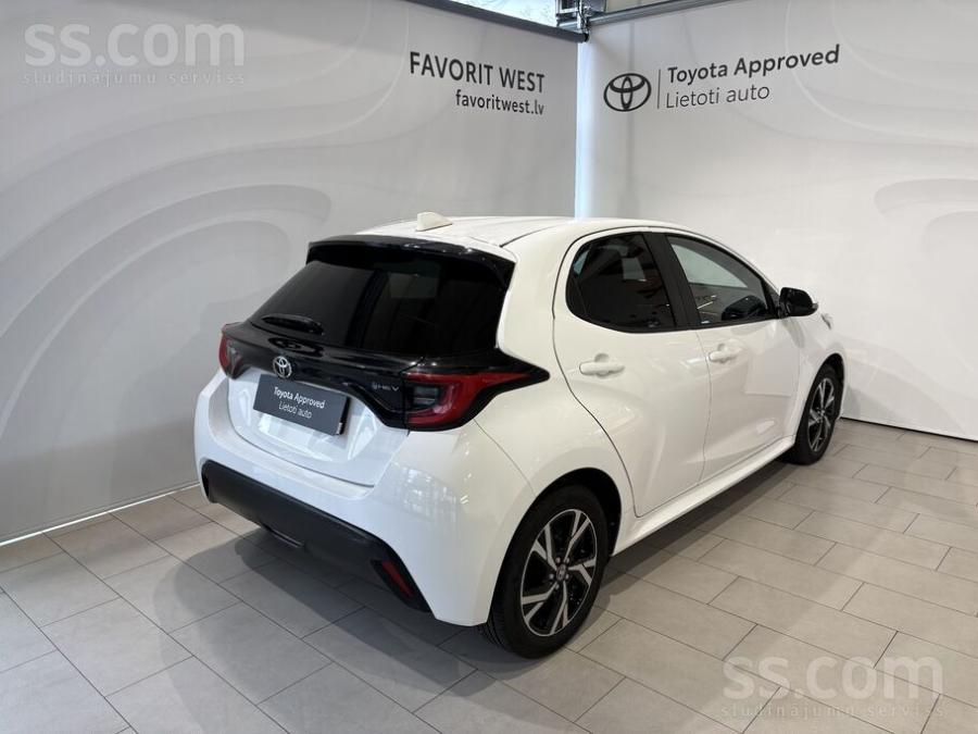 White Toyota Yaris 2024 in Ventspils, with an engine capacity of 1.50 L and mileage of 71 thousand km for 17900 €, photo 5 on AUTOMOTO.COM.LV