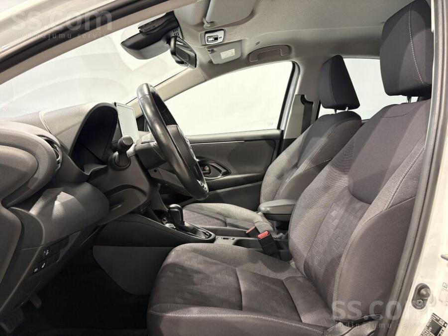 White Toyota Yaris 2024 in Ventspils, with an engine capacity of 1.50 L and mileage of 71 thousand km for 17900 €, photo 6 on AUTOMOTO.COM.LV