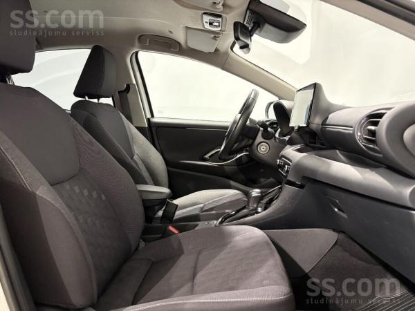 White Toyota Yaris 2024 in Ventspils, with an engine capacity of 1.50 L and mileage of 71 thousand km for 17900 €, photo 8 on AUTOMOTO.COM.LV