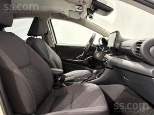 White Toyota Yaris 2024 in Ventspils, with an engine capacity of 1.50 L and mileage of 71 thousand km for 17900 €, photo 8 on AUTOMOTO.COM.LV