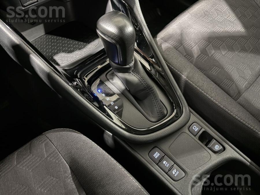 White Toyota Yaris 2024 in Ventspils, with an engine capacity of 1.50 L and mileage of 71 thousand km for 17900 €, photo 17 on AUTOMOTO.COM.LV