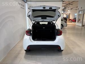 White Toyota Yaris 2024 in Ventspils, with an engine capacity of 1.50 L and mileage of 71 thousand km for 17900 €, photo 25 on AUTOMOTO.COM.LV