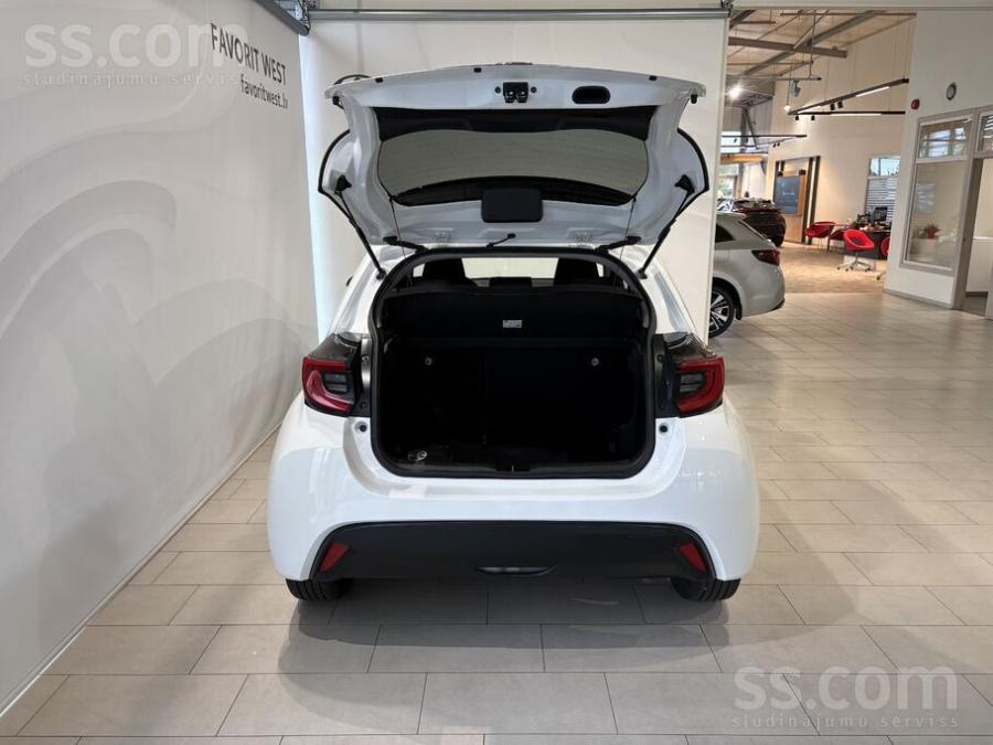 White Toyota Yaris 2024 in Ventspils, with an engine capacity of 1.50 L and mileage of 71 thousand km for 17900 €, photo 25 on AUTOMOTO.COM.LV