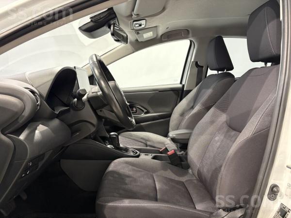 White Toyota Yaris 2024 in Ventspils, with an engine capacity of 1.50 L and mileage of 71 thousand km for 17900 €, photo 6 on AUTOMOTO.COM.LV