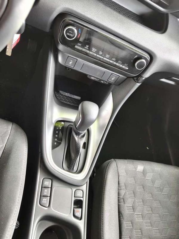 Balts Toyota Yaris 2025 Viļņa, ar dzinēja tilpumu 1.49 L un nobraukumu 5 tūkst. km par 8450 €, foto 7 vietnē AUTOMOTO.COM.LV
