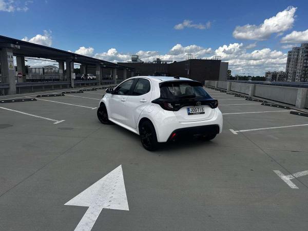 White Toyota Yaris 2025 in Vilnius, with an engine capacity of 1.49 L and mileage of 19 thousand km for 20500 €, photo 1 on AUTOMOTO.COM.LV
