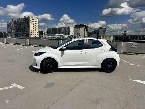 White Toyota Yaris 2025 in Vilnius, with an engine capacity of 1.49 L and mileage of 19 thousand km for 20500 €, photo 4 on AUTOMOTO.COM.LV