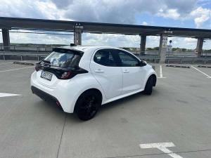White Toyota Yaris 2025 in Vilnius, with an engine capacity of 1.49 L and mileage of 19 thousand km for 20500 €, photo 3 on AUTOMOTO.COM.LV