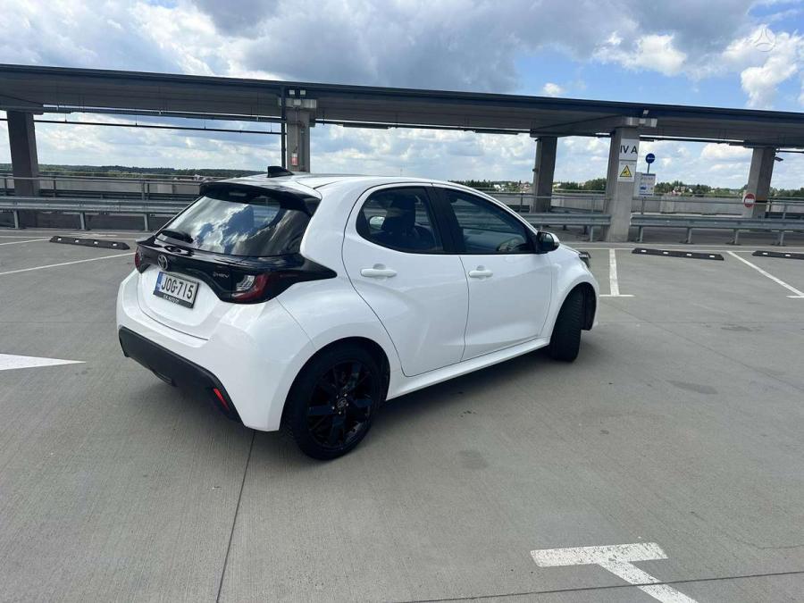 White Toyota Yaris 2025 in Vilnius, with an engine capacity of 1.49 L and mileage of 19 thousand km for 20500 €, photo 3 on AUTOMOTO.COM.LV