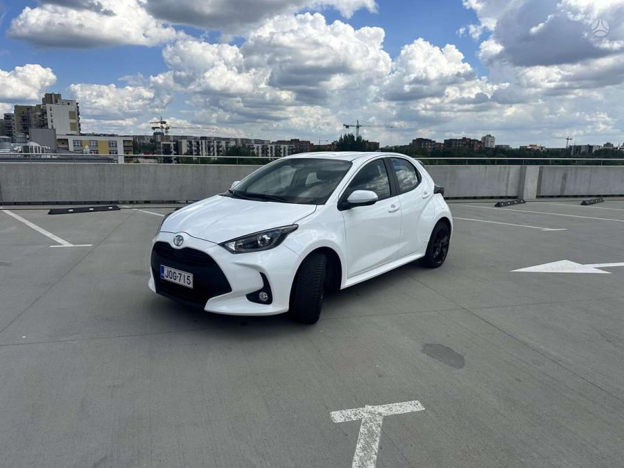 White Toyota Yaris 2025 in Vilnius, with an engine capacity of 1.49 L and mileage of 19 thousand km for 20500 €, photo 4 on AUTOMOTO.COM.LV