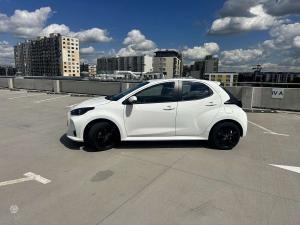 White Toyota Yaris 2025 in Vilnius, with an engine capacity of 1.49 L and mileage of 19 thousand km for 20500 €, photo 5 on AUTOMOTO.COM.LV